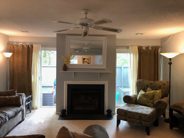 2 Bedroom Condo Close To Beach - Virginia Beach, VA
