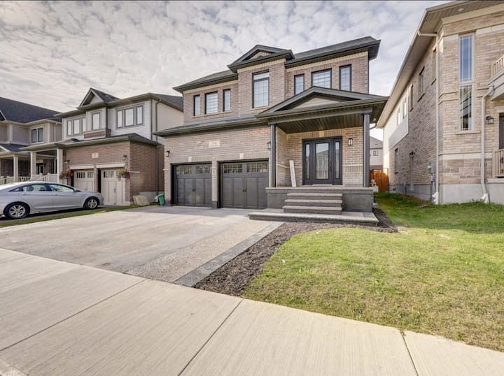 Trendy & Cozy! Perfect City Getaway - Kitchener