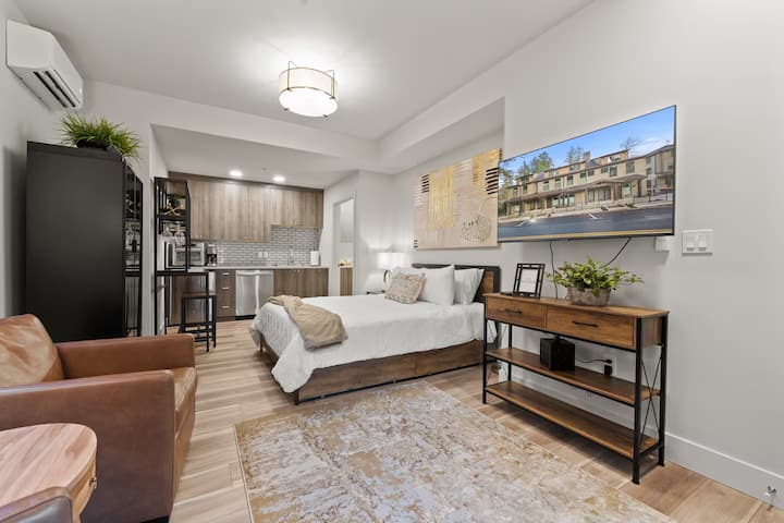 Cozy Lake Oswego Studio Apartment - Lake Oswego, OR