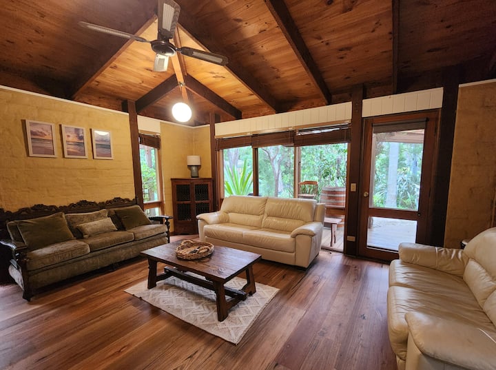 Rustic Mudbrick Retreat, Short Walk To Beach - Mallacoota