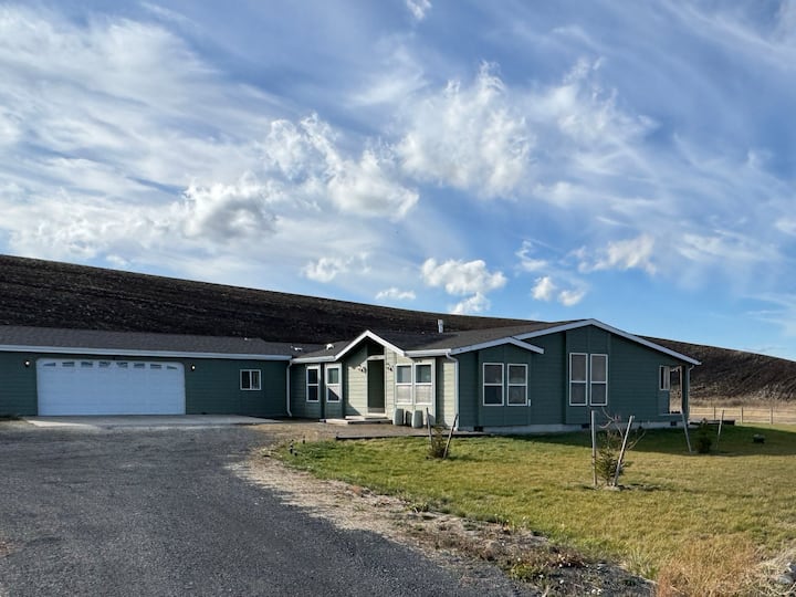 The Farmhouse @ Link'd Hearts Ranch
3 Bd/2 Ba Home - プルマン, WA