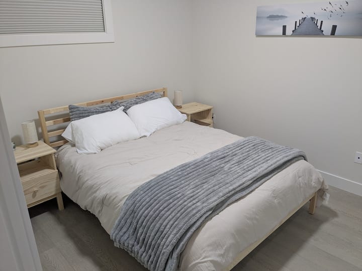 Greystone Retreat - Walk To River & Downtown - Cochrane