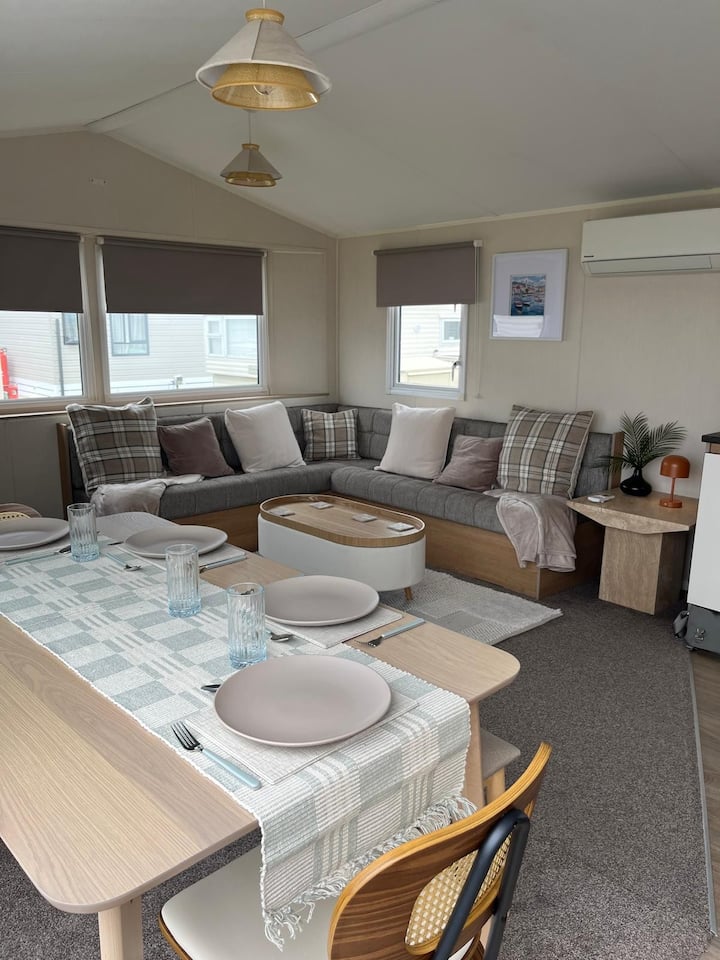 Modern Seaside Escape - Faversham