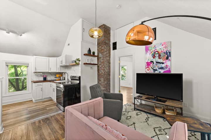 Cozy Loft Apartment In Ohio City - Franklin Castle (Hannes Tiedemann House)