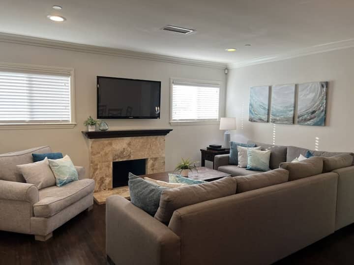 Gorgeous Pool Home: 2 Ensuites; .9 Mi Walk2disney - Anaheim