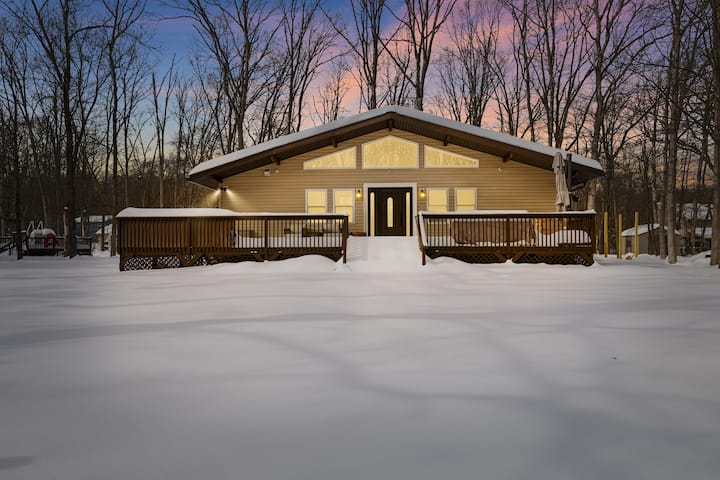 Family Friendly, Cozy Retreat, Firepit! - Pocono Laurel Lake, PA