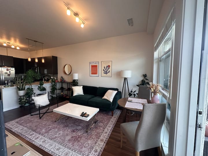 Modern 1br W/ Views + Amenities - Denver, CO