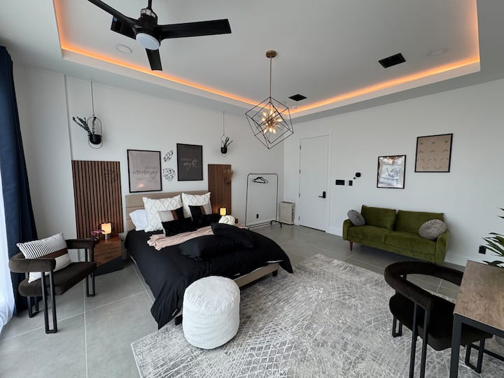 Modern Room W. Natural Light 10 Min To Downtown - Houston, TX