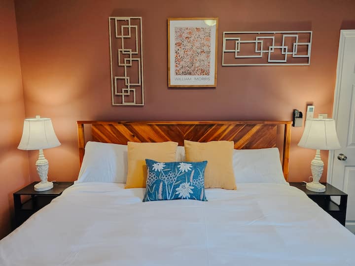 Urban Nest | King Bed | 65" Tv | W/d | Kitchen - Philadelphia Airport (PHL)