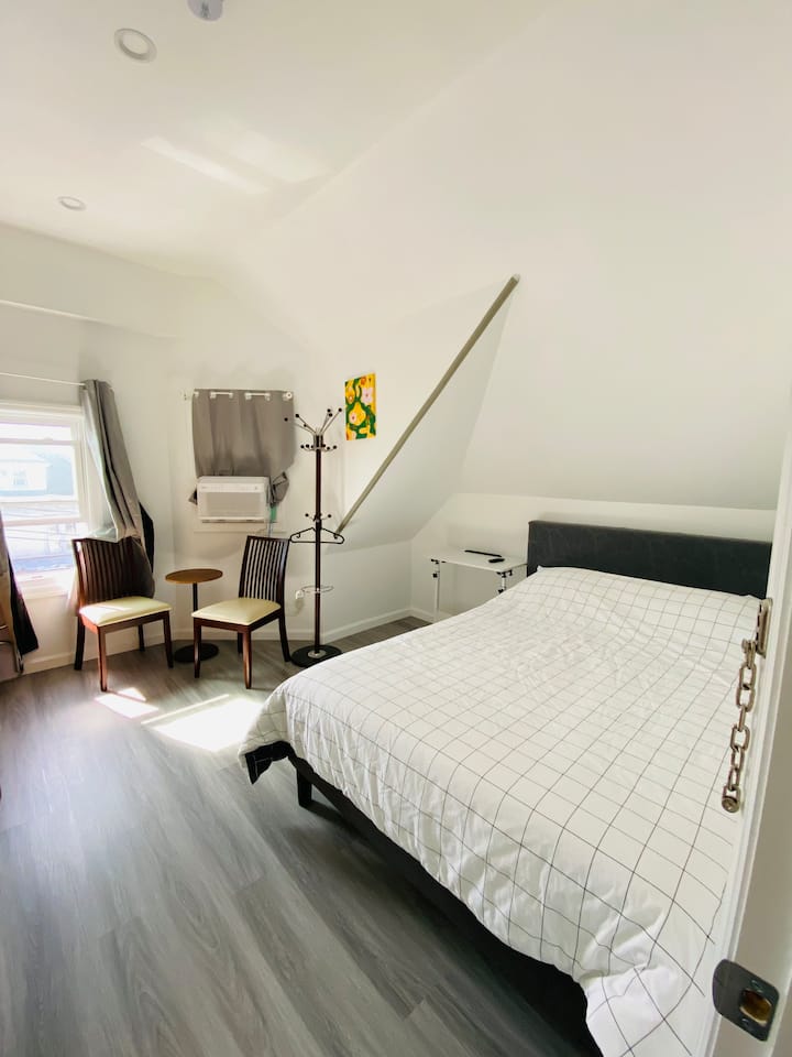 Room Alpine In A House. Near Jfk - New York