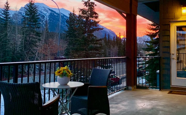 Stunning Views/huge Deck/hot Tub/gym/free Parking - Canmore