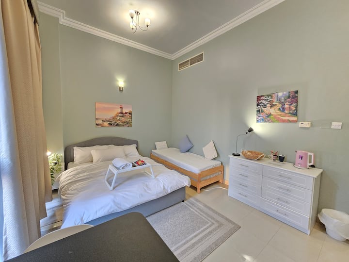 Easy Metro Access Studio Retreat|nr Subway - Dubai