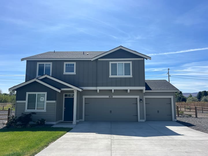 Settle In: Modern 4br With Hot Tub - Ellensburg, WA