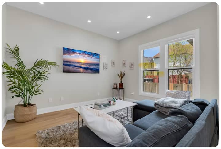 Modern Cozy Entire Townhouse - Niagara Falls