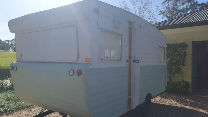 Elodie - 1970s Style Rv Room - Blue Mountains