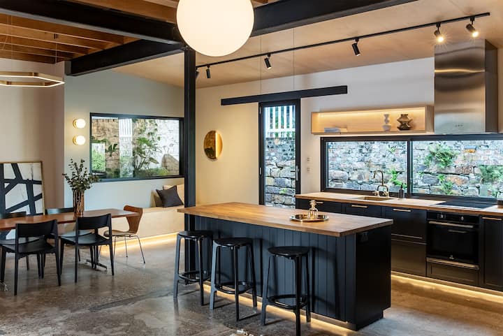 Luxury Historic Landmark ‘Holdgate’s Cottage’ - Central Railway Station, Brisbane