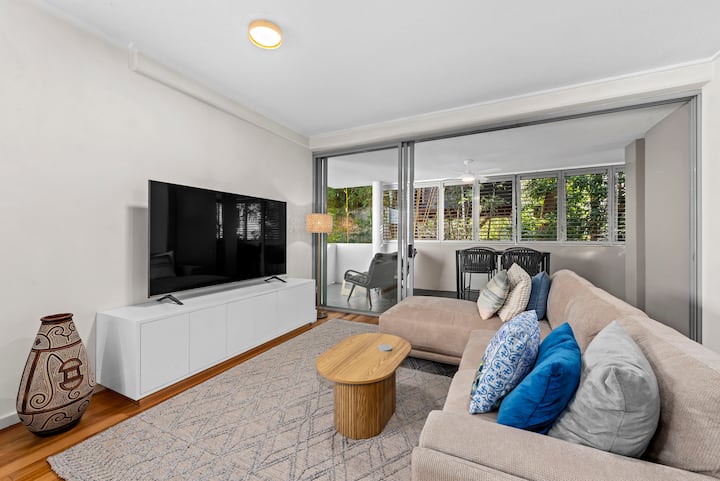 Spacious & Leafy W/ Pool & Parking ~ Walk To River - Newstead