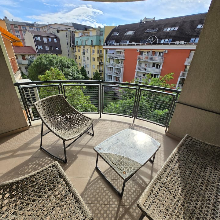 Live Local: Flat W/balcony, 80m2 - Budapest