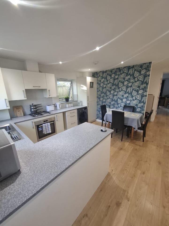 Spacious 2 Bedroom Home - Bournemouth