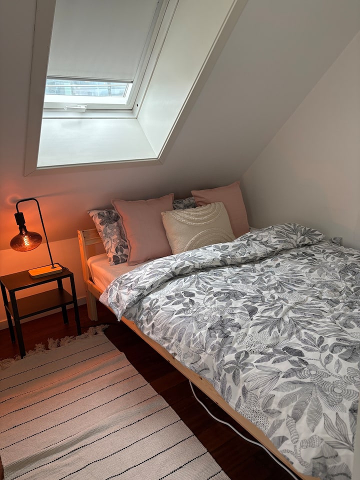 Midt I Bergen I Ekte Bergenshus Fra 1800-tallet - Bergen