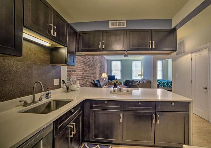 Convention Center, Harbor, Free Indoor Parking. - Baltimore, MD