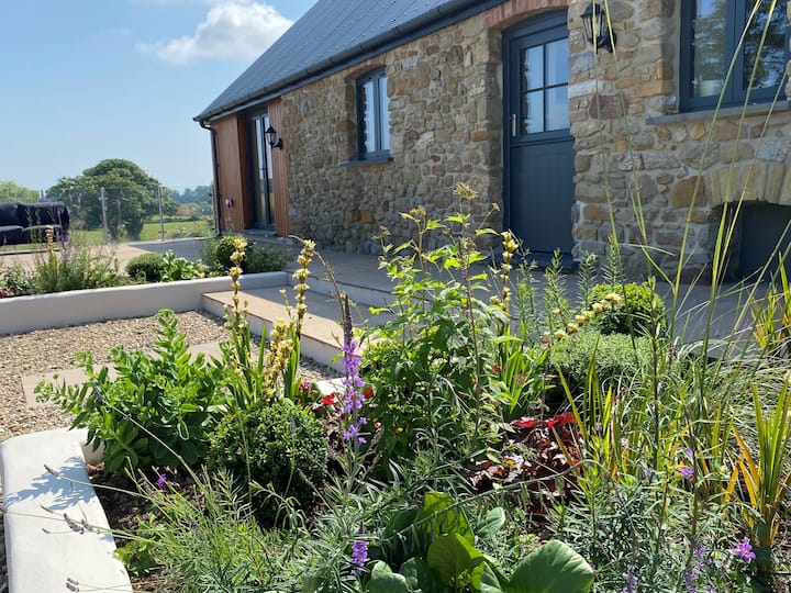 Luxury Barn With Log Burner, Hot Tub And Bbq Hut - Pembrokeshire