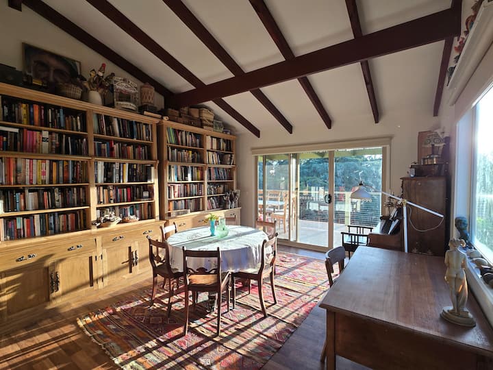 Artist Home, Booklover Paradise - Fish Creek