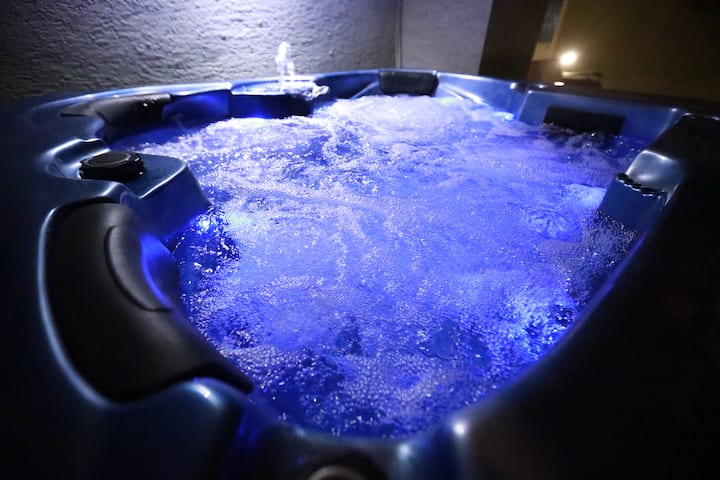 Private Rooftop: Hot Tub, Pool, Bbq • 3br - Albania