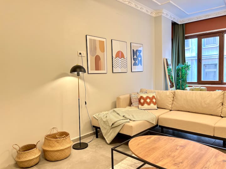 Cozy Apartment, 3br, 3ac,  2 Min Walk From Taksim - İstanbul