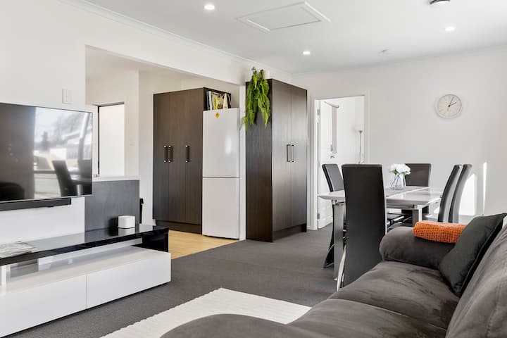Large And Luxurious At The Lake - Mangakino