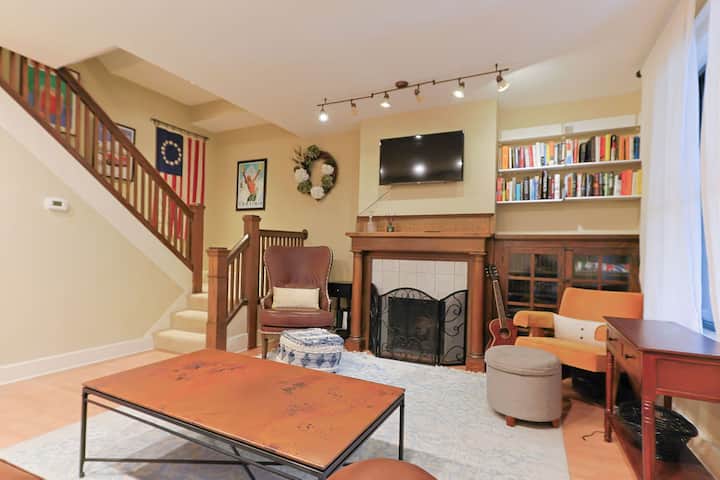 Shadyside Charm: Cozy Row Home Near Walnut Street - Pittsburgh