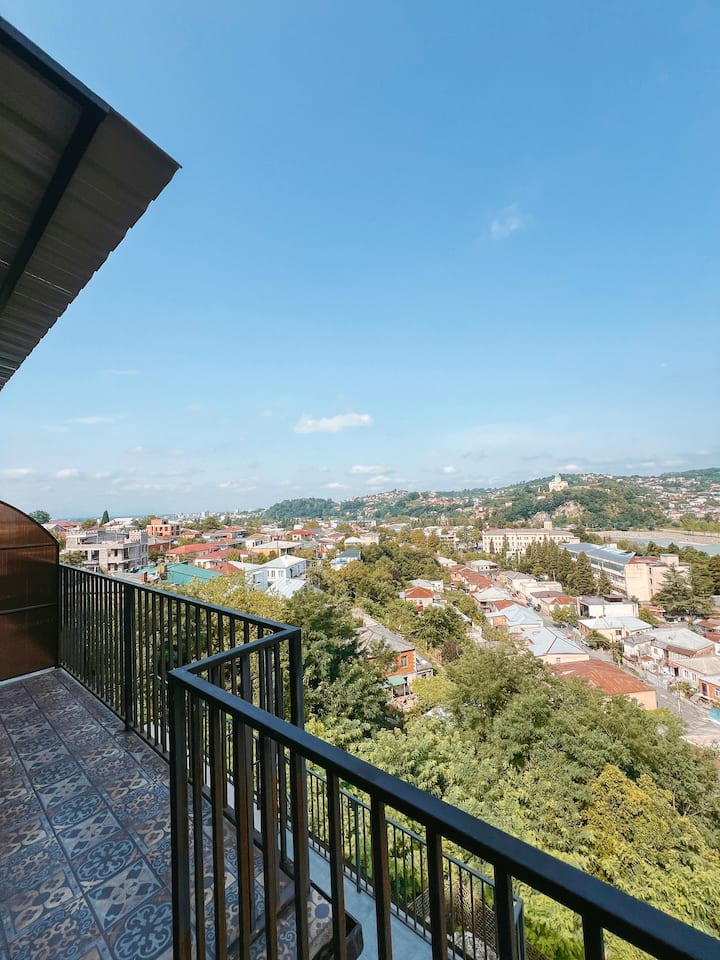 Modern Apartment With City View - クタイシ