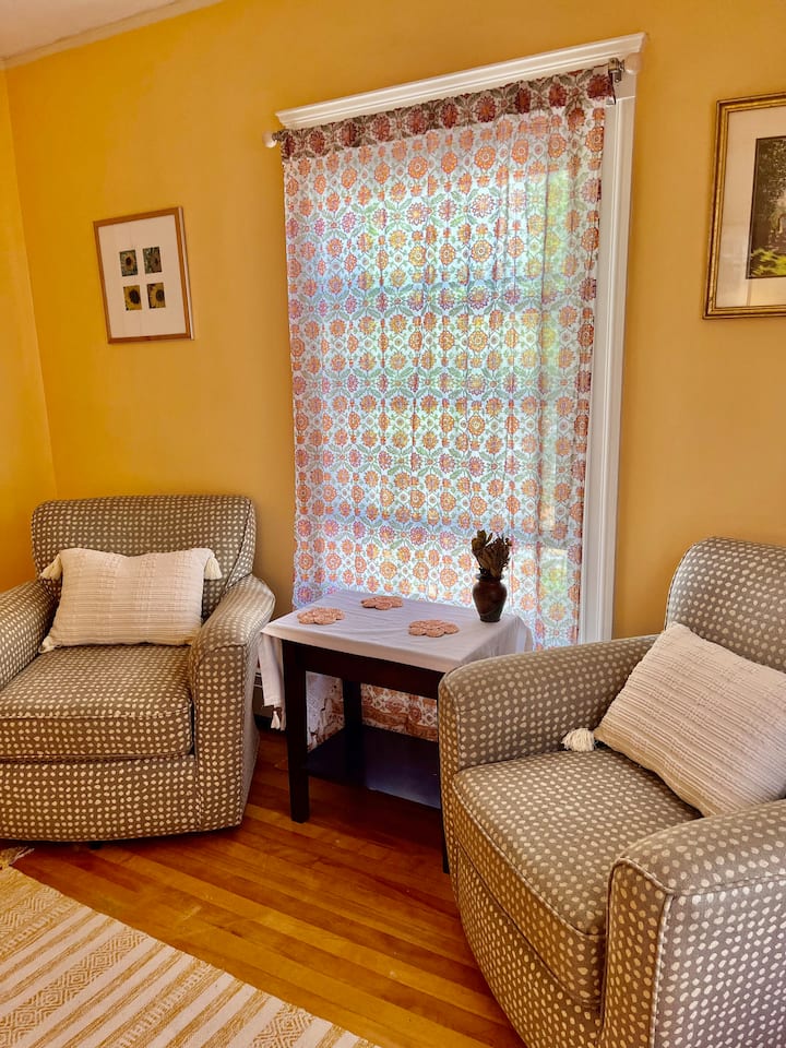 Charming And Bright 2-bedroom Portland Apartment - Portland, ME