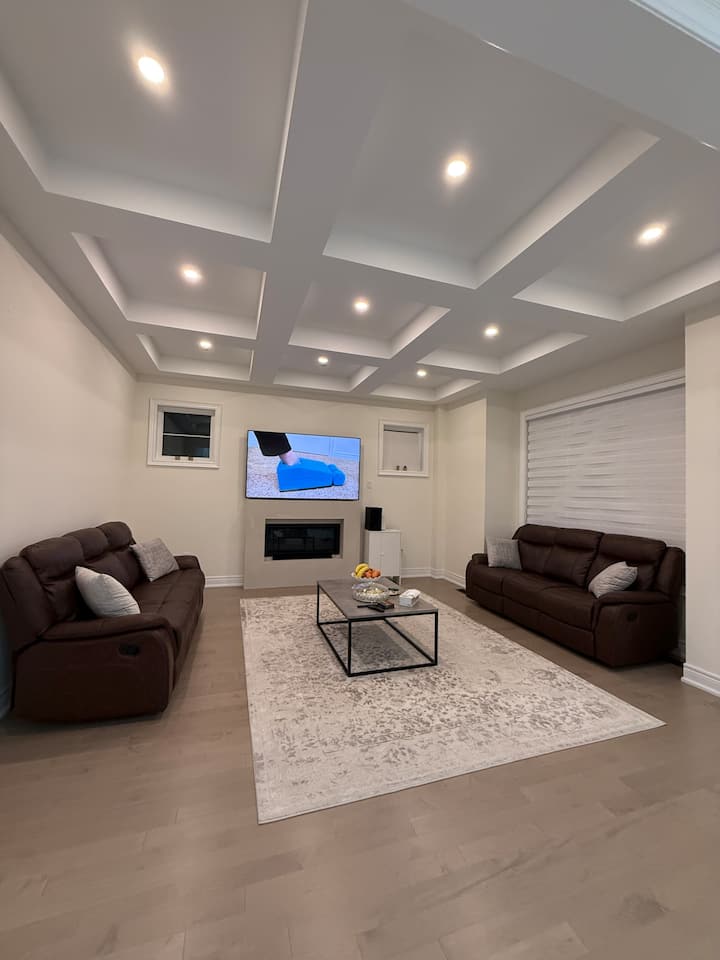 Luxury Home In Prime Location - Brampton