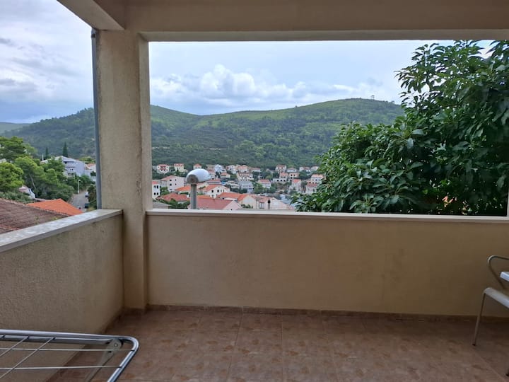 Udoban  Apartman S Terasom . - Smokvica