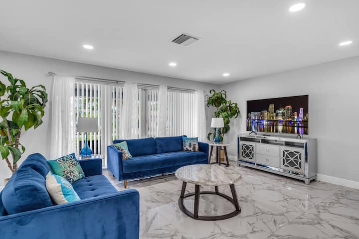 Cozy Newly Renovated Home Near Beach | Tiki Hut - Deerfield Beach, FL