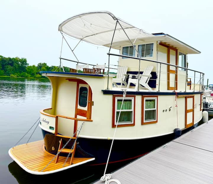 Trendy New England House Boat - Glastonbury, CT