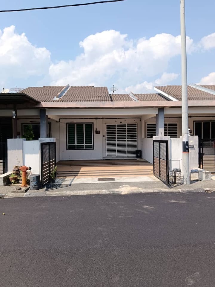 Fienaz Homestay - Sitiawan