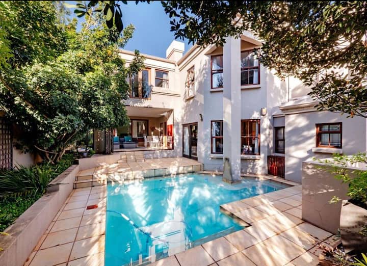 Stylish Sandton Villa With Pool - Randburg