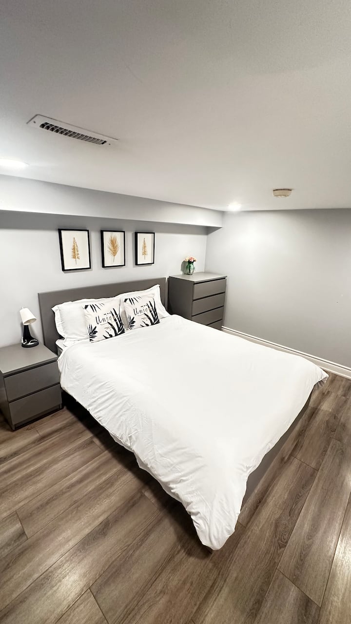 Modern Cozy Stay Near Shops & Dining - Ajax
