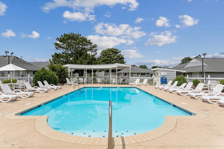 Beachside Monthly Retreat W/ Pool - Virginia Beach, VA