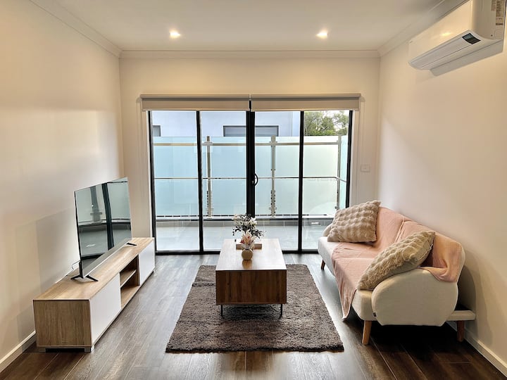 Wantirna 3-bed Townhouse - Mitcham
