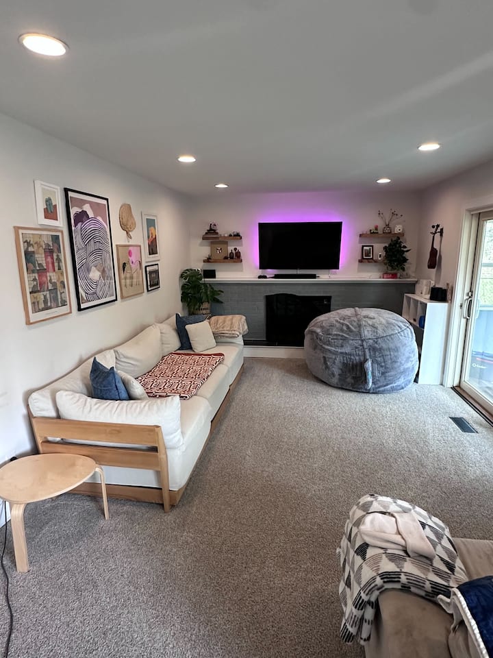 Game-day House | 3 Br, 2.5 Ba Walk To Big House - Ann Arbor, MI