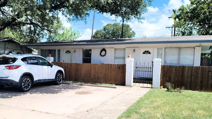 Love Letter To Austin - Duplex With Big Yard - Austin, TX