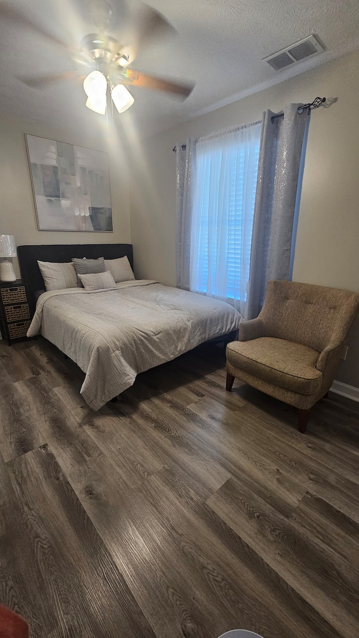 Warm & Inviting Riverdale Home - Riverdale, GA