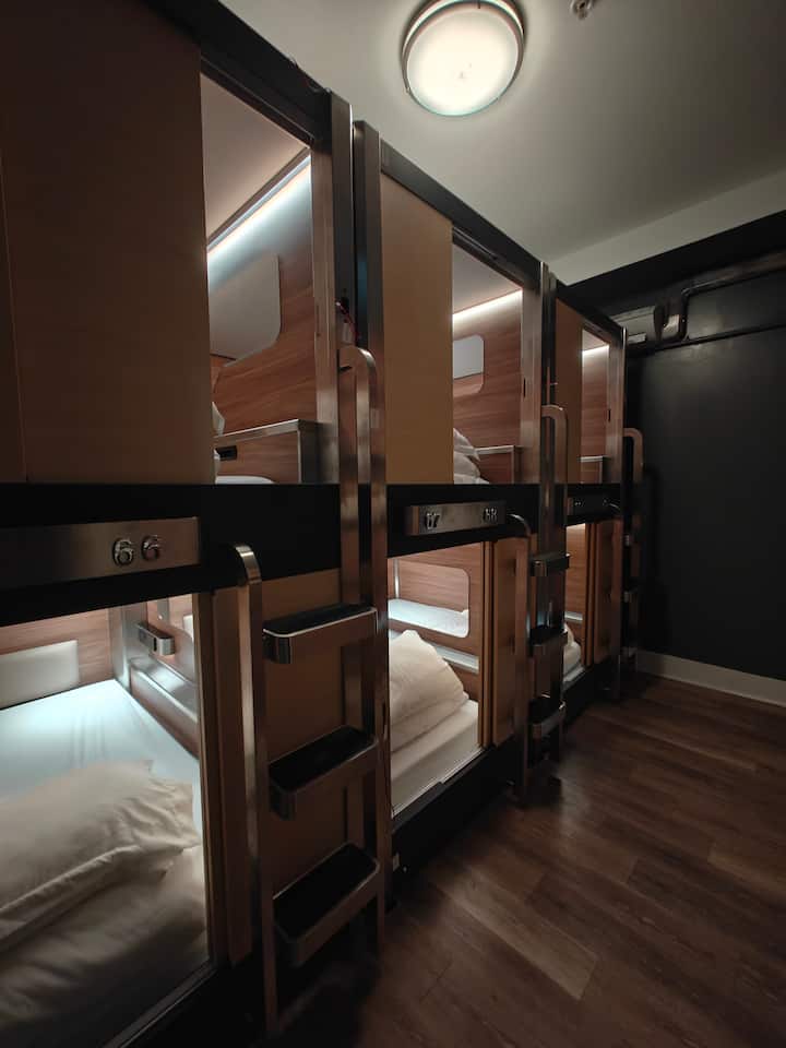 8 Capsule Cabin Female Small - Washington, D.C.