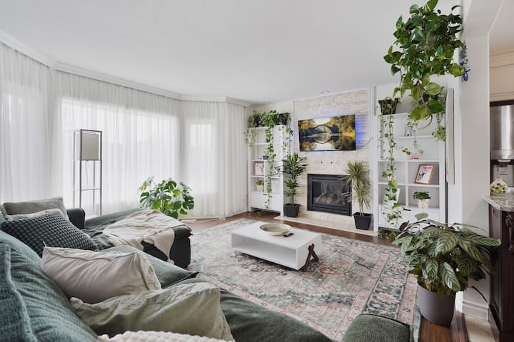 Spacious Prairie Oasis - Canada