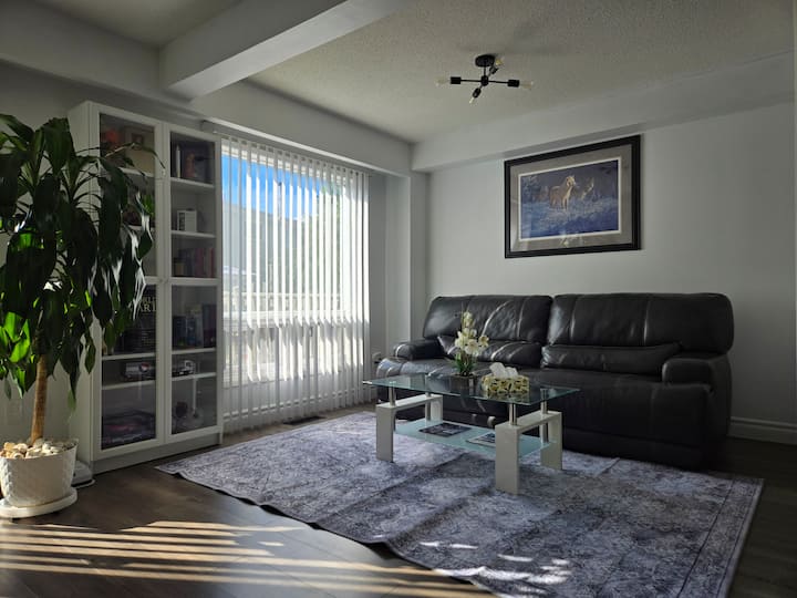 Modern Stay Near Toronto Zoo - Pickering