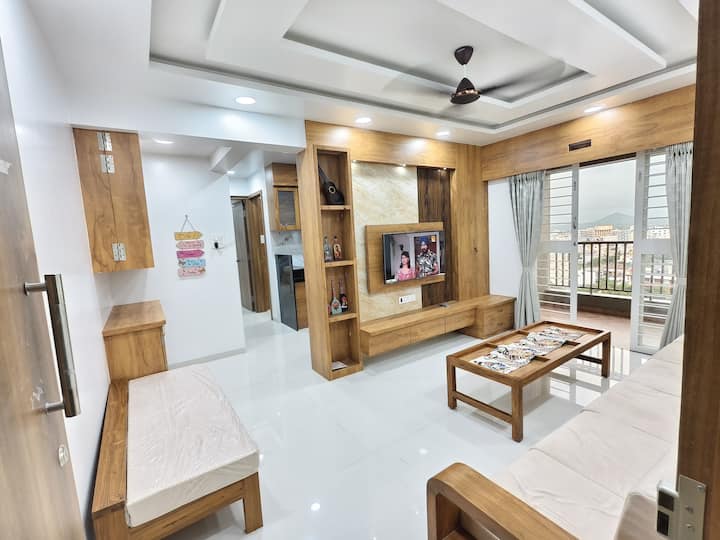 Nesting Nook - Brand- New Top-floor Scenic Retreat - Nashik