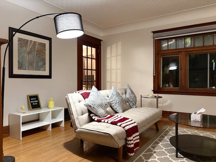 Restly | Elegant Home By Whyte Ave. -